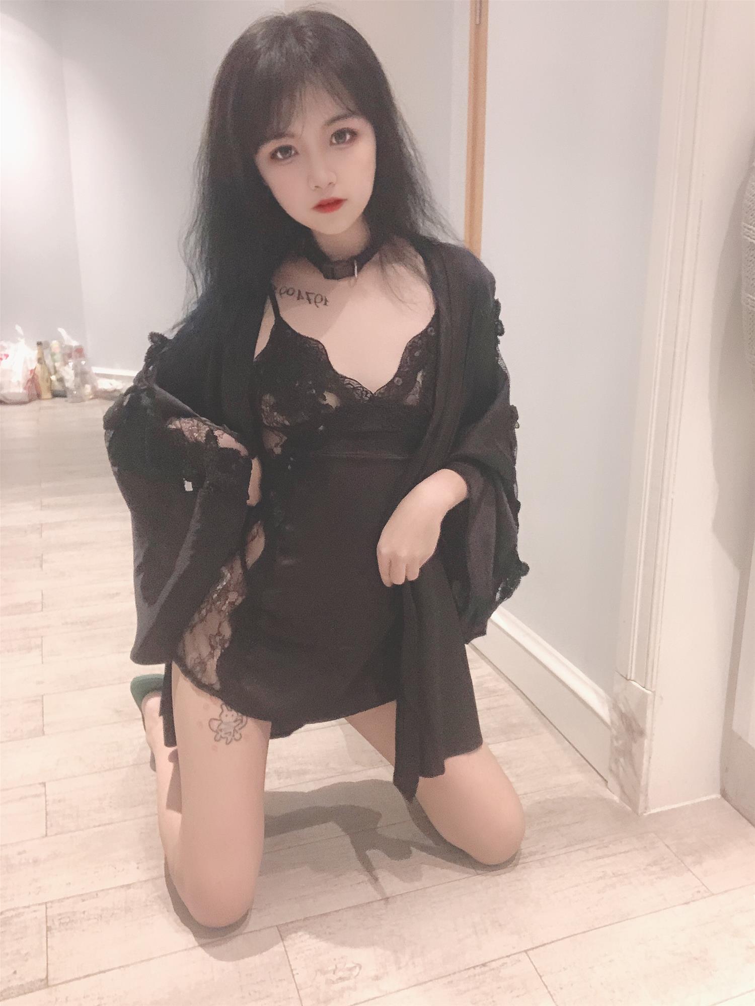 安妮 黑色睡衣 [35P2V-121MB] – 热力图